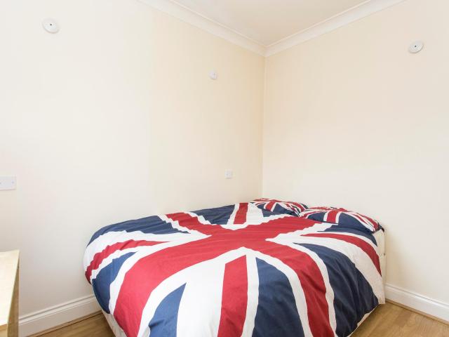 Double bedroom in a 5 bedroom house, next to East Acton tube station Has a Room