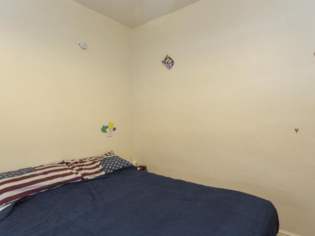 Double bedroom in a 5 bedroom student house, near Wormwood Scrubs Park Has a Room