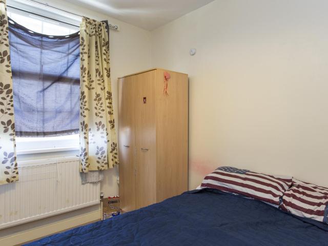 Double bedroom in a 5 bedroom student house, near Wormwood Scrubs Park Has a Room