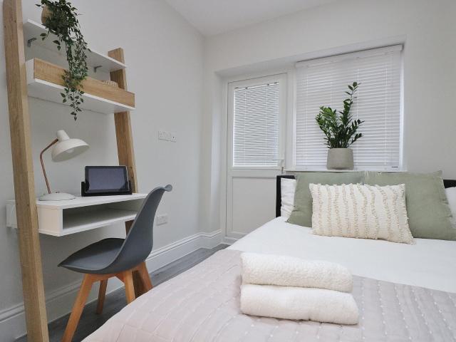 Double bedroom in a 5 bedrooms house in Wormwood Scrubs Has a Room