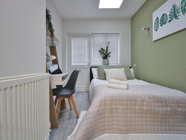 Double bedroom in a 5 bedrooms house in Wormwood Scrubs Has a Room