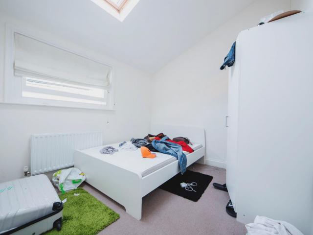 Double bedroom in a 6 bedroom flat, in Fulham Has a Room