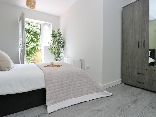 Double bedroom in a 6 bedroom house, in Ealing Has a Room