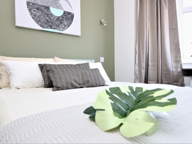 Double bedroom in a 6 bedroom house, in residential Ealing Has a Room