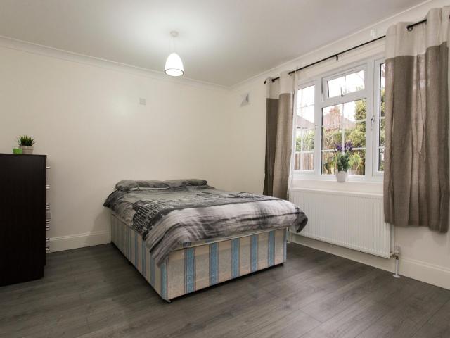 Double bedroom in a 9 bedroom house, in Ealing Has a Room