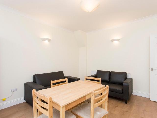 Double bedroom in exquisite 5 bedroom house Has a Room