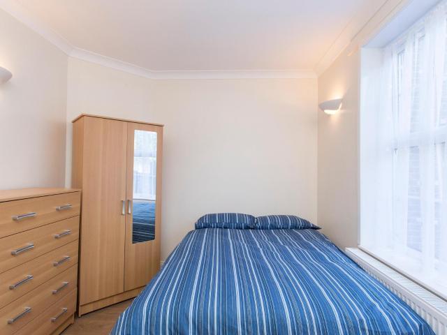 Double bedroom in exquisite 5 bedroom house Has a Room