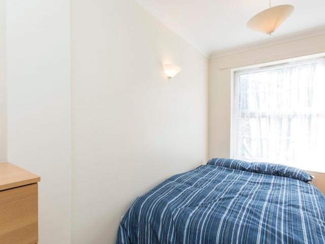 Double bedroom in exquisite 5 bedroom house in White City Has a Room