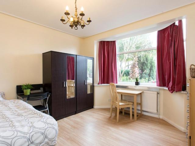 Double bedroom located near North Acton tube station Has a Room