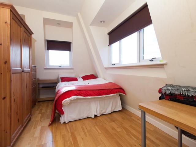 Double bedroom near Burgess Park Has a Room