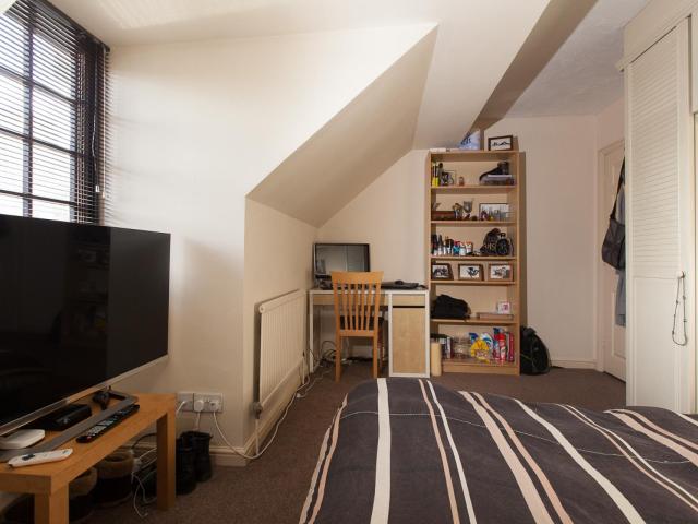 Double bedroom near Limehouse train station Has a Room