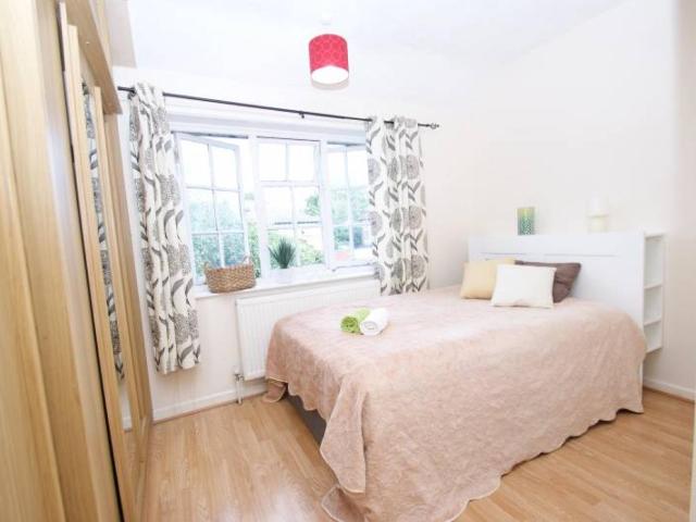 Double bedroom near the Acton Park Has a Room