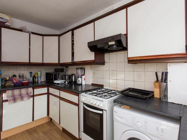 Double bedroom near the East Acton tube Has a Room