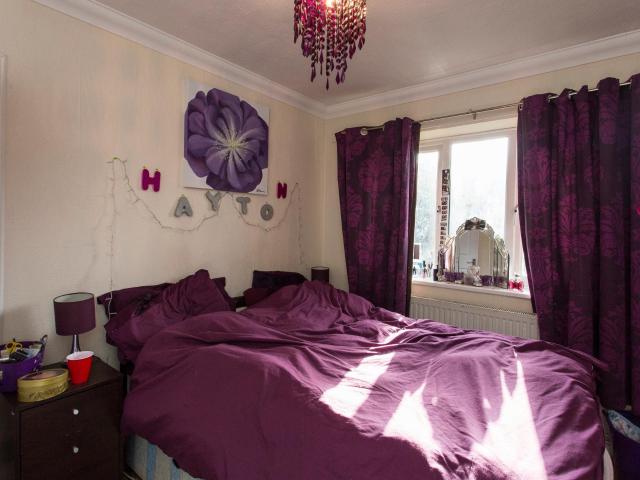 Double bedroom near the East Acton tube Has a Room