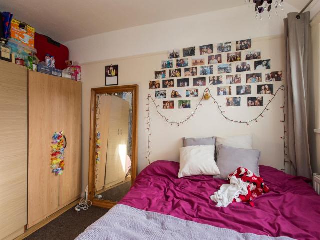 Double bedroom near the lovely Wormwood Scrubs Park Has a Room