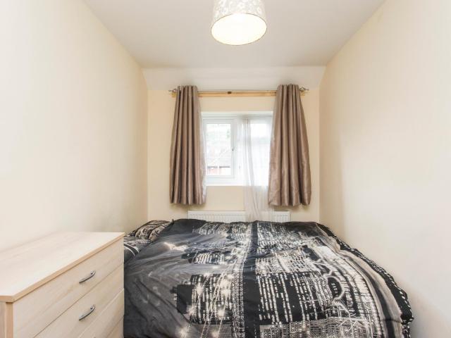 Double bedroom near the O2 Shepherd's Bush Empire Has a Room