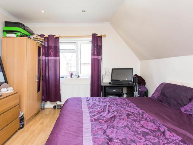 Double bedroom near Westfield London Shopping Centre Has a Room