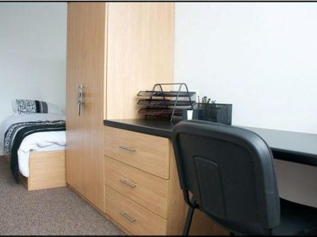 DOUBLE BEDROOM PRIVATE HALLS STUDENT ACCOMMODATION LIVERPOOL