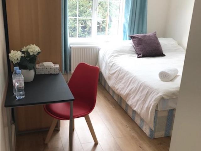 Double ensuite bedroom near the Wormwood Scrubs park Has a Room