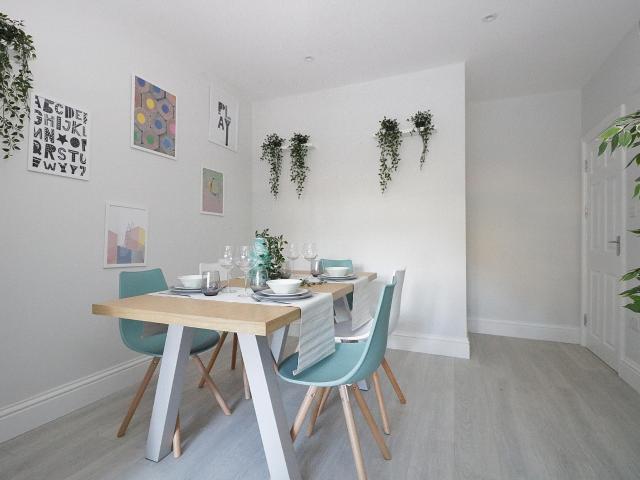 Double ensuite bedroom in a house of 5 bedrooms in London Has a Room