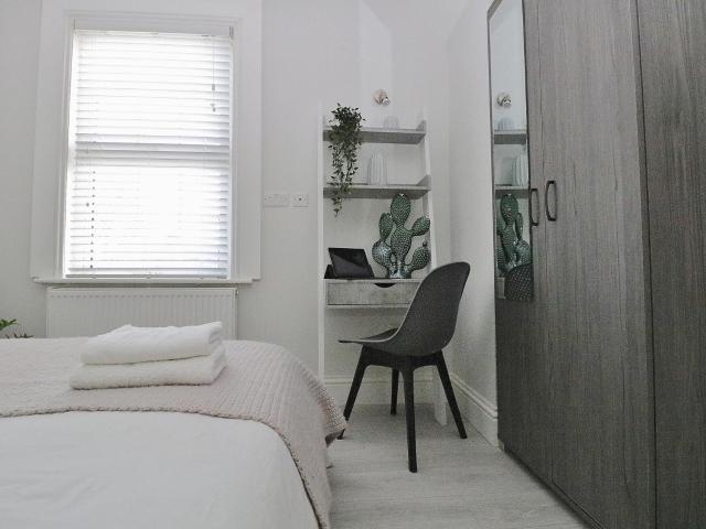 Double ensuite bedroom in a house of 5 bedrooms in London Has a Room