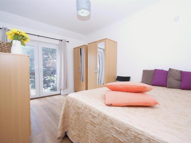 Double ensuite bedroom in a student house, in the Ealing borough Has a Room