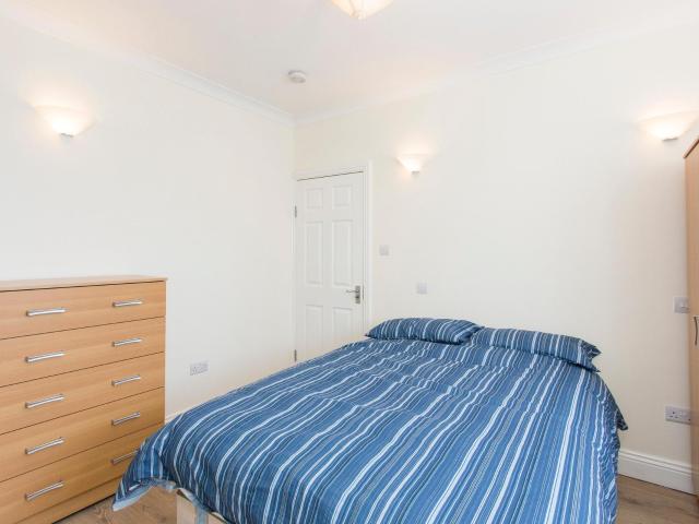 Double ensuite bedroom in exquisite 5 bedroom house in White City Has a Room