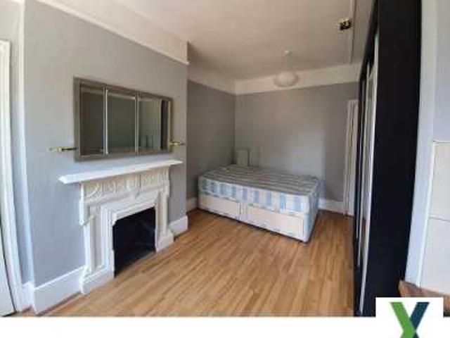 Double Semi Studio in Ravenscroft Road, Chiswick, W4 5EQ All Utility Bills Inc