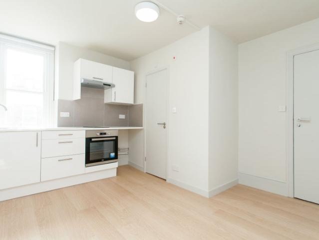 Double studio flat in excellent condition
