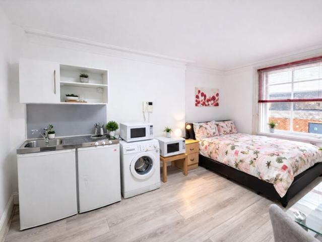Double Studio Flat with AC in South Kensingto SW7