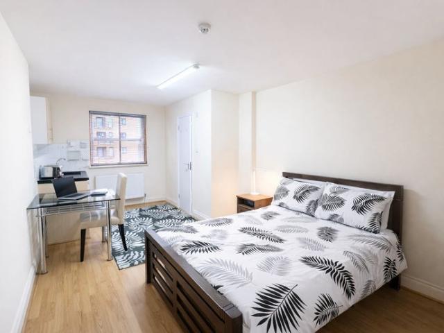 Double Studio Flat with En suite bathroom near IC