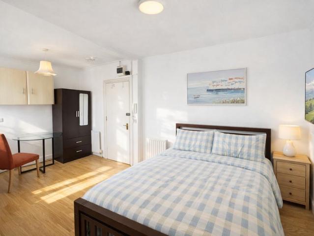 Double Studio with Ensuite Shower near Kings road