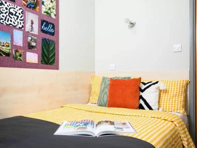 Double Partly Accessible Non Ensuite