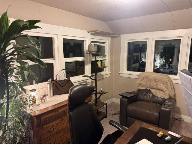 Double Room, 5 Woman house
