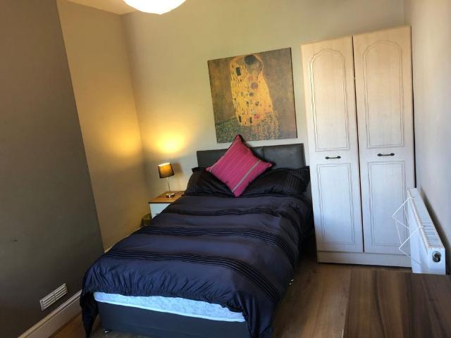 Double Room 10 mins bus or cycle to town