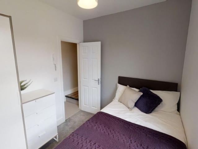 Double Room Walk to City Sociable house
