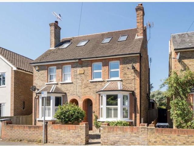 Double room with own bathroom in gorgeous semi just off Cobham High Street