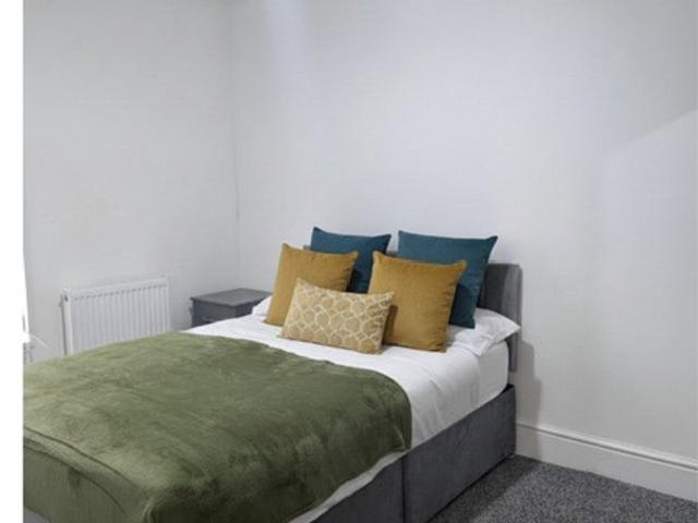 Double Room with Ensuite Bathroom & Shared Kitchen