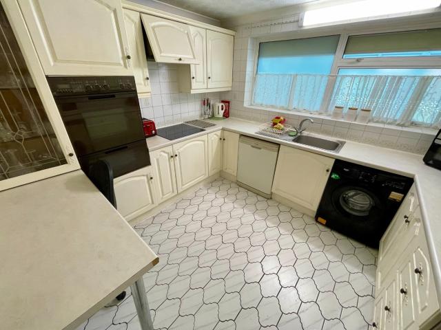 Double Room within House Share in Plumpton Close, Luton