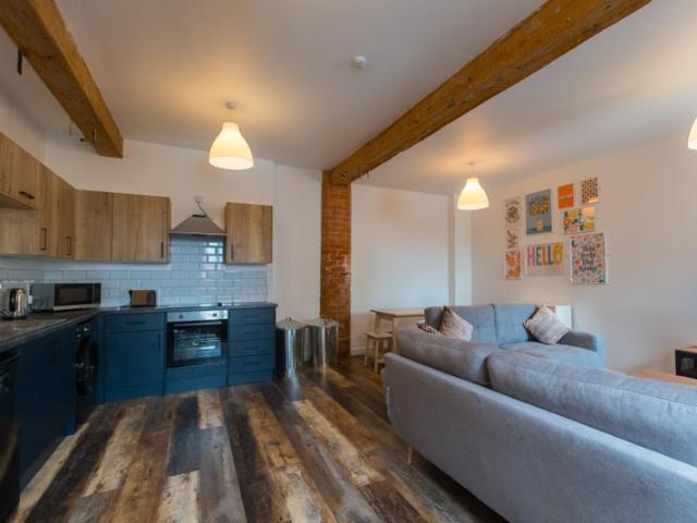 Double Room Available in 6 Bedroom House!