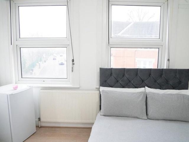 Double Room Available in N22