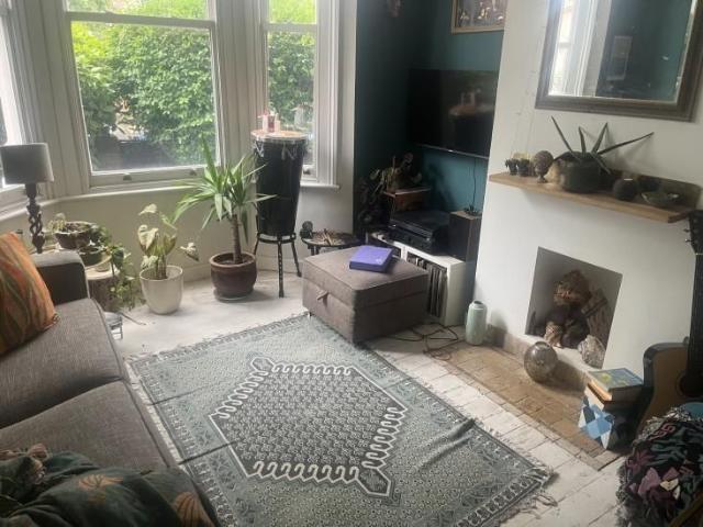 Double room available in Peckham/East Dulwich close to train station and overground