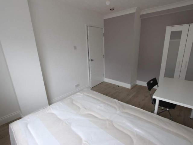 Double Room, AVAILABLE TODAY. Professional or students welcome