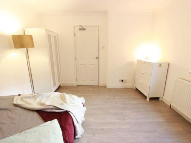 Double Room, AVAILABLE TODAY. Professional or students welcome
