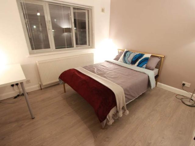 Double Room, AVAILABLE TODAY. Professional or students welcome
