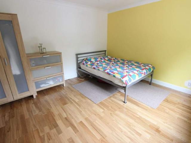 Double Room, AVAILABLE TODAY. Professional or students welcome