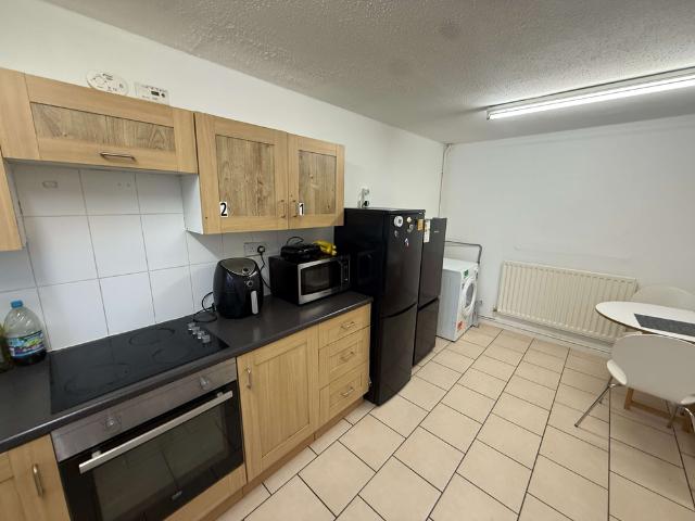 Double room, close to Alexandra Hospital. Bills included! Room 1
