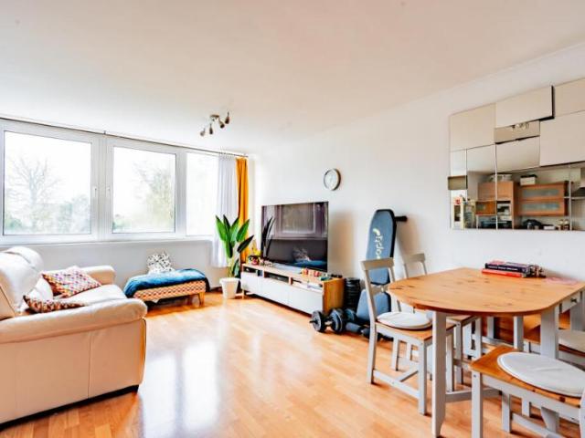 Double room Free Parking & Gym/Swimming Pool/Squash Court Station 10m walk