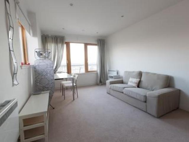 Double room in a modern 2 bed flat for rent