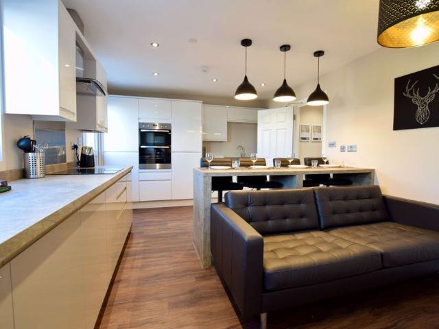 Double Room in Calm, Well Managed Home Bedroom B